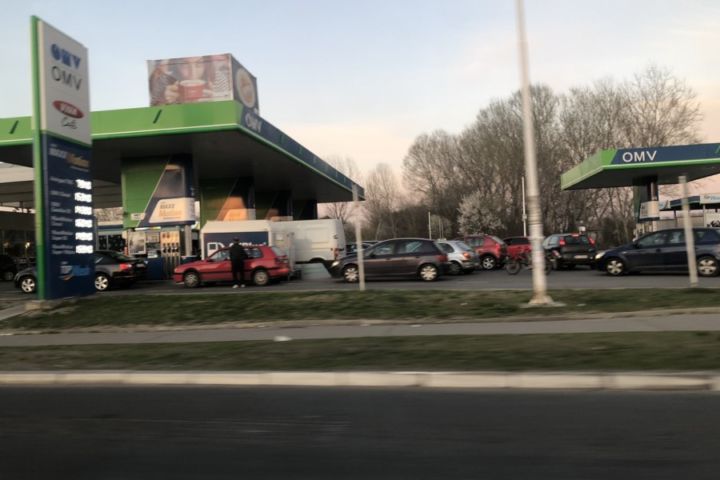 Redovi na pumpama su ogromni, potvrđeno da nestašice ipak NEMA - www ...
